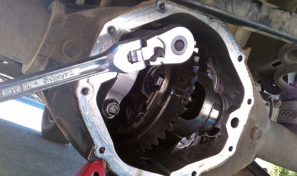 Rear Axle G80 Differential Rebuild | offroadTB.com
